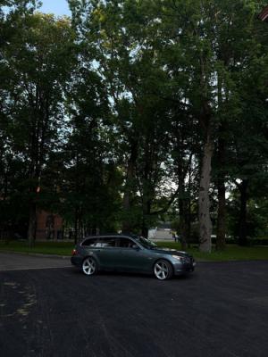 Pelēks BMW 520 2006 Narva, ar dzinēja tilpumu 2.00 L un nobraukumu 387 tūkst. km par 3900 €, foto 11 vietnē AUTOMOTO.COM.LV