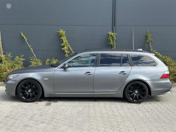 BMW 520 2007 in Vilnius on AUTOMOTO.COM.LV Grey BMW 520 2007 in Vilnius, with an engine capacity of 2.00 L and mileage of 320 thousand km for 3250 €, photo 3 on AUTOMOTO.COM.LV
