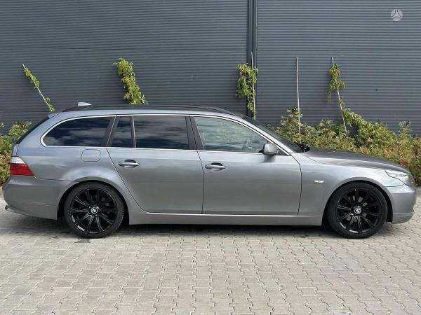 BMW 520 2007 in Vilnius on AUTOMOTO.COM.LV Grey BMW 520 2007 in Vilnius, with an engine capacity of 2.00 L and mileage of 320 thousand km for 3250 €, photo 6 on AUTOMOTO.COM.LV