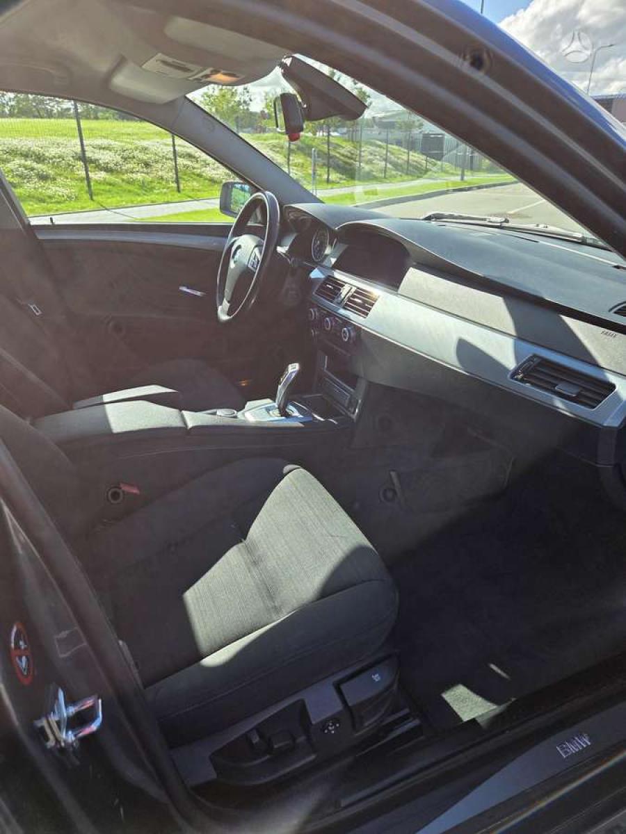Pelēks BMW 520 2008 Viļņa, ar dzinēja tilpumu 2.00 L un nobraukumu 278 tūkst. km par 3700 €, foto 14 vietnē AUTOMOTO.COM.LV