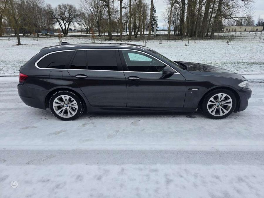 Grey BMW 520 2010 in Marijampole, with an engine capacity of 2.00 L and mileage of 280 thousand km for 5850 €, photo 4 on AUTOMOTO.COM.LV