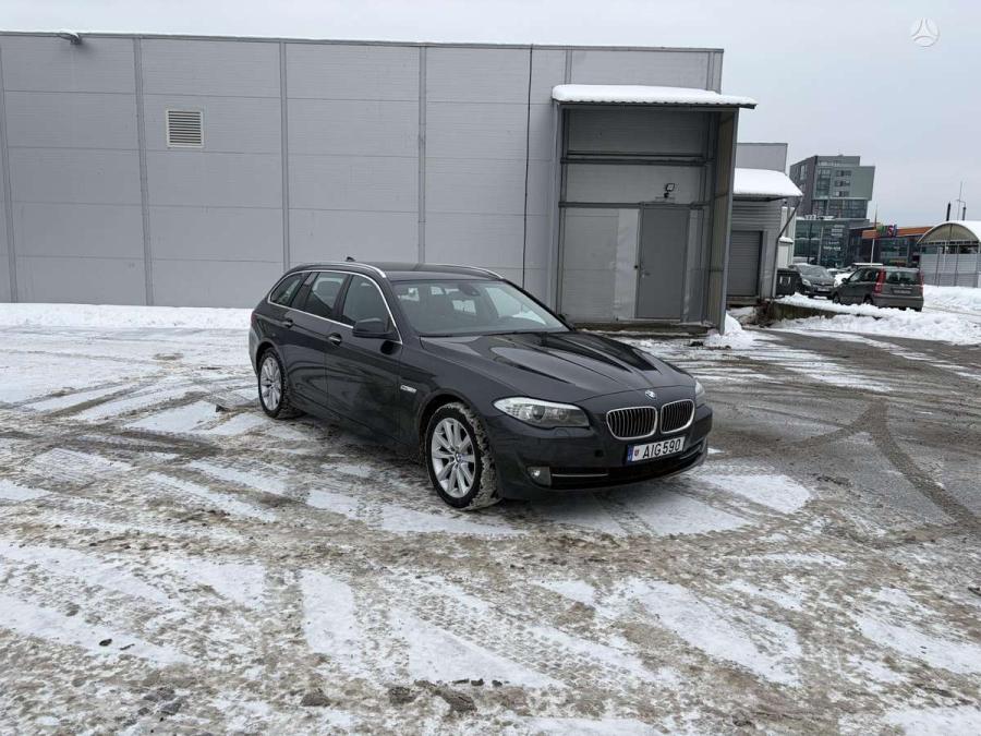 Grey BMW 520 2011 in Vilnius, with an engine capacity of 2.00 L and mileage of 330 thousand km for 5400 €, photo 1 on AUTOMOTO.COM.LV