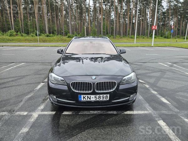 Grey BMW 520 2011 in Riga, with an engine capacity of 2.00 L and mileage of 405 thousand km for 9000 €, photo 1 on AUTOMOTO.COM.LV