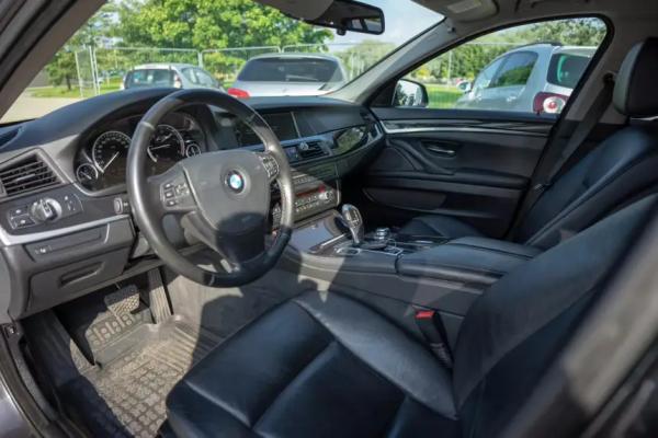 Grey BMW 520 2011 in Liepaja, with an engine capacity of 2.00 L and mileage of 375 thousand km for 7800 €, photo 8 on AUTOMOTO.COM.LV