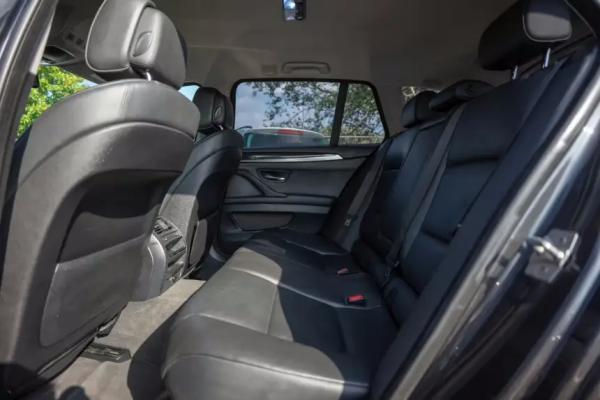 Grey BMW 520 2011 in Liepaja, with an engine capacity of 2.00 L and mileage of 375 thousand km for 7800 €, photo 9 on AUTOMOTO.COM.LV