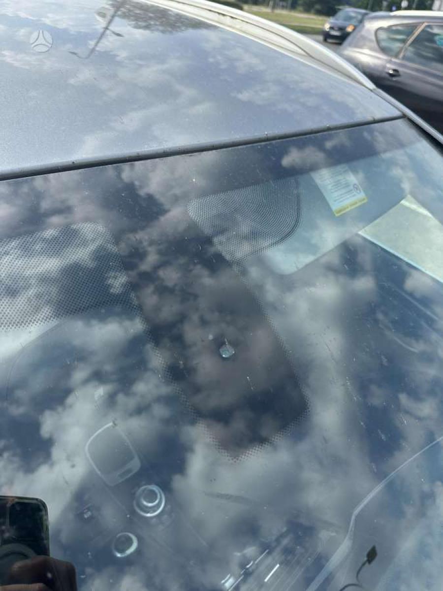 Grey BMW 520 2011 in Vilnius, with an engine capacity of 2.00 L and mileage of 385 thousand km for 3200 €, photo 14 on AUTOMOTO.COM.LV