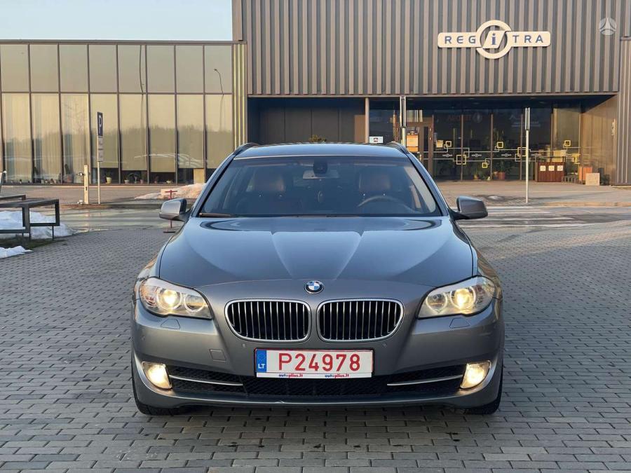 Grey BMW 520 2011 in Siauliai, with an engine capacity of 2.00 L and mileage of 291 thousand km for 7200 €, photo 3 on AUTOMOTO.COM.LV