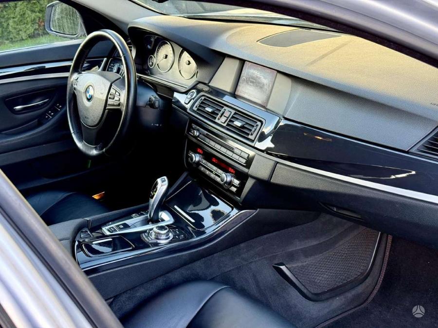 Grey BMW 520 2012 in Siauliai, with an engine capacity of 2.00 L and mileage of 223 thousand km for 8200 €, photo 12 on AUTOMOTO.COM.LV