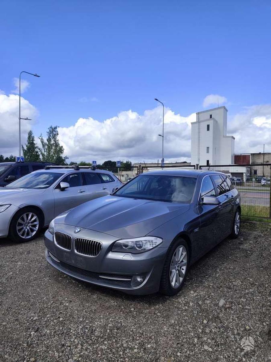 Grey BMW 520 2012 in Utena, with an engine capacity of 2.00 L and mileage of 387 thousand km for 5600 €, photo 1 on AUTOMOTO.COM.LV
