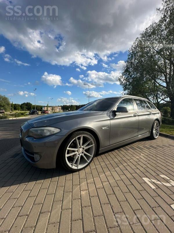 Grey BMW 520 2013 in Riga, with an engine capacity of 2.00 L and mileage of 328 thousand km for 8900 €, photo 1 on AUTOMOTO.COM.LV