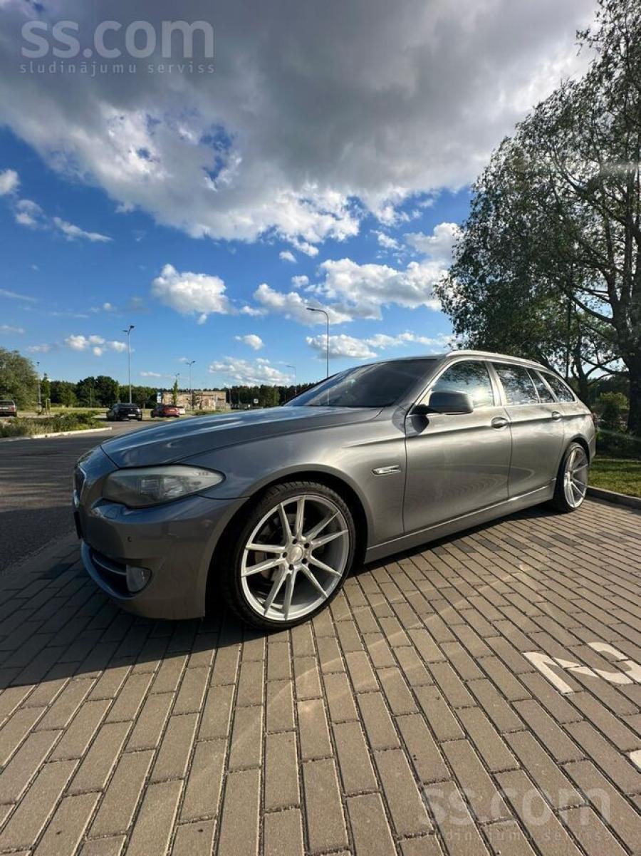 Grey BMW 520 2013 in Riga, with an engine capacity of 2.00 L and mileage of 328 thousand km for 8900 €, photo 1 on AUTOMOTO.COM.LV