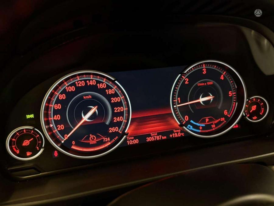Grey BMW 520 2013 in Marijampole, with an engine capacity of 2.00 L and mileage of 306 thousand km for 8950 €, photo 4 on AUTOMOTO.COM.LV