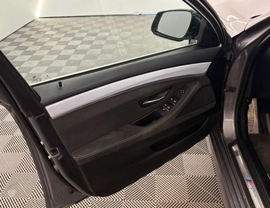 Grey BMW 520 2013 in Marijampole, with an engine capacity of 2.00 L and mileage of 306 thousand km for 8950 €, photo 23 on AUTOMOTO.COM.LV