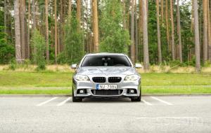 Grey BMW 520 2013 in Riga, with an engine capacity of 2.00 L and mileage of 329 thousand km for 8990 €, photo 4 on AUTOMOTO.COM.LV