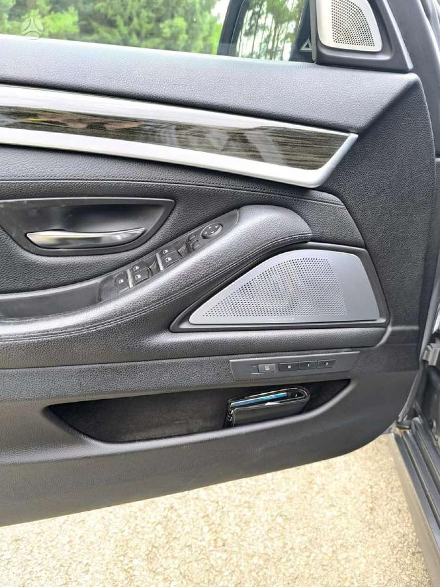 Grey BMW 520 2014 in Birzai, with an engine capacity of 2.00 L and mileage of 296 thousand km for 13300 €, photo 13 on AUTOMOTO.COM.LV