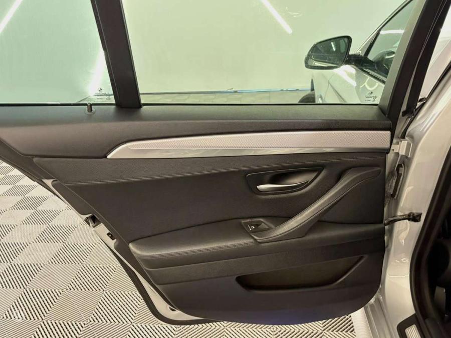 Grey BMW 520 2014 in Marijampole, with an engine capacity of 2.00 L and mileage of 281 thousand km for 11500 €, photo 12 on AUTOMOTO.COM.LV