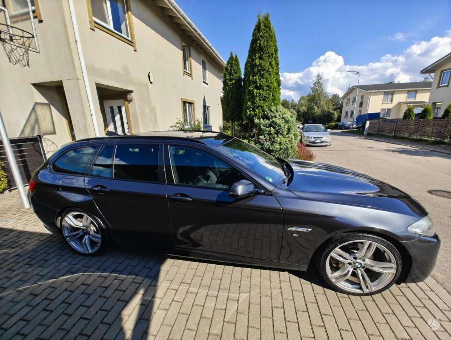 Grey BMW 520 2014 in Vilnius, with an engine capacity of 2.00 L and mileage of 303 thousand km for 10000 €, photo 7 on AUTOMOTO.COM.LV