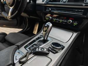 Grey BMW 520 2014 in Vilnius, with an engine capacity of 2.00 L and mileage of 303 thousand km for 10000 €, photo 13 on AUTOMOTO.COM.LV