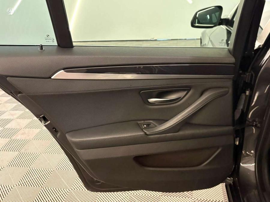 Pelēks BMW 520 2014 Marijampole, ar dzinēja tilpumu 2.00 L un nobraukumu 282 tūkst. km par 10500 €, foto 27 vietnē AUTOMOTO.COM.LV