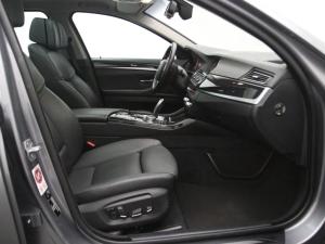 Grey BMW 520 2015 in Vilnius, with an engine capacity of 2.00 L and mileage of 209 thousand km for 12599 €, photo 15 on AUTOMOTO.COM.LV