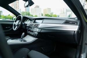 Pelēks BMW 520 2015 Viļņa, ar dzinēja tilpumu 2.00 L un nobraukumu 260 tūkst. km par 11500 €, foto 21 vietnē AUTOMOTO.COM.LV
