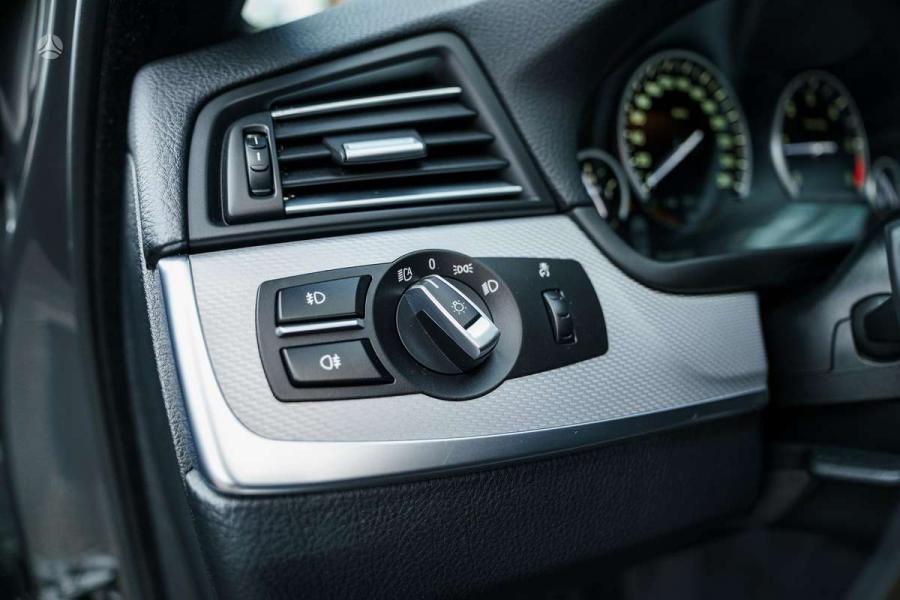 Pelēks BMW 520 2015 Viļņa, ar dzinēja tilpumu 2.00 L un nobraukumu 260 tūkst. km par 11500 €, foto 33 vietnē AUTOMOTO.COM.LV
