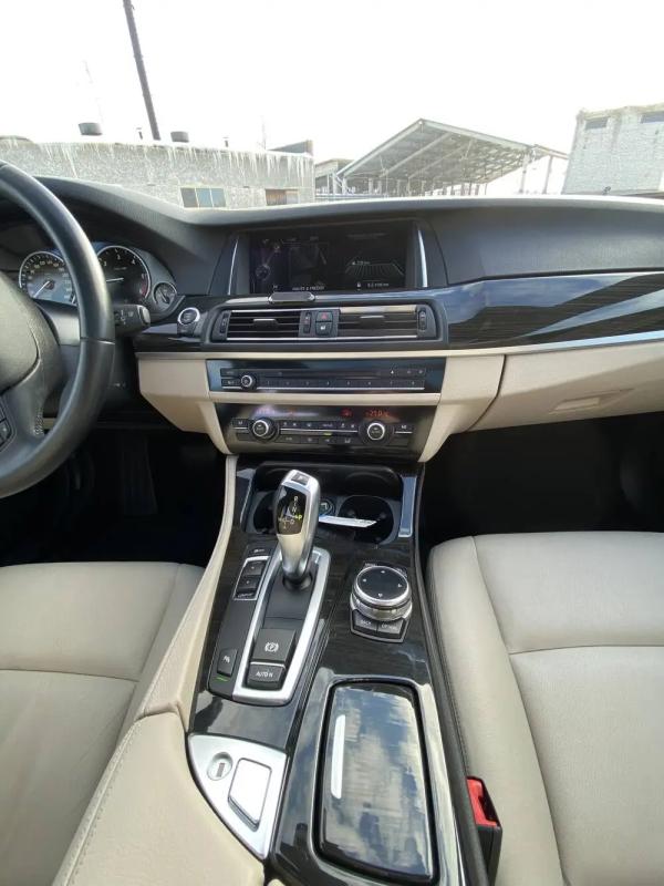 Grey BMW 520 2015 in Tukums, with an engine capacity of 2.00 L and mileage of 257 thousand km for 10990 €, photo 9 on AUTOMOTO.COM.LV