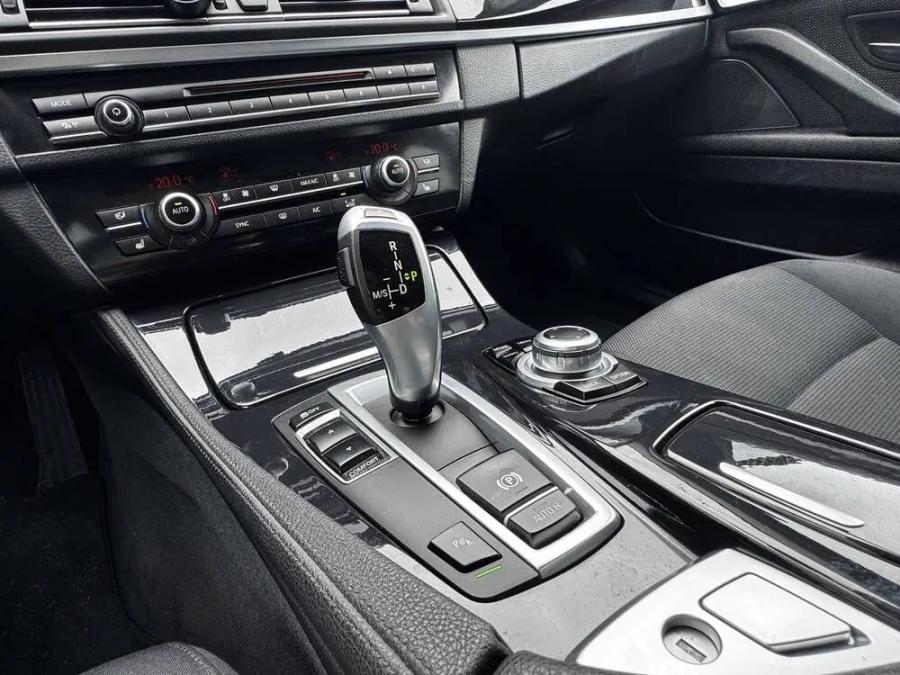 Grey BMW 520 2015 in Daugavpils, with an engine capacity of 2.00 L and mileage of 291 thousand km for 9600 €, photo 18 on AUTOMOTO.COM.LV