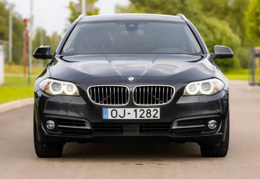 Grey BMW 520 2015 in Jelgava, with an engine capacity of 2.00 L and mileage of 243 thousand km for 11400 €, photo 3 on AUTOMOTO.COM.LV
