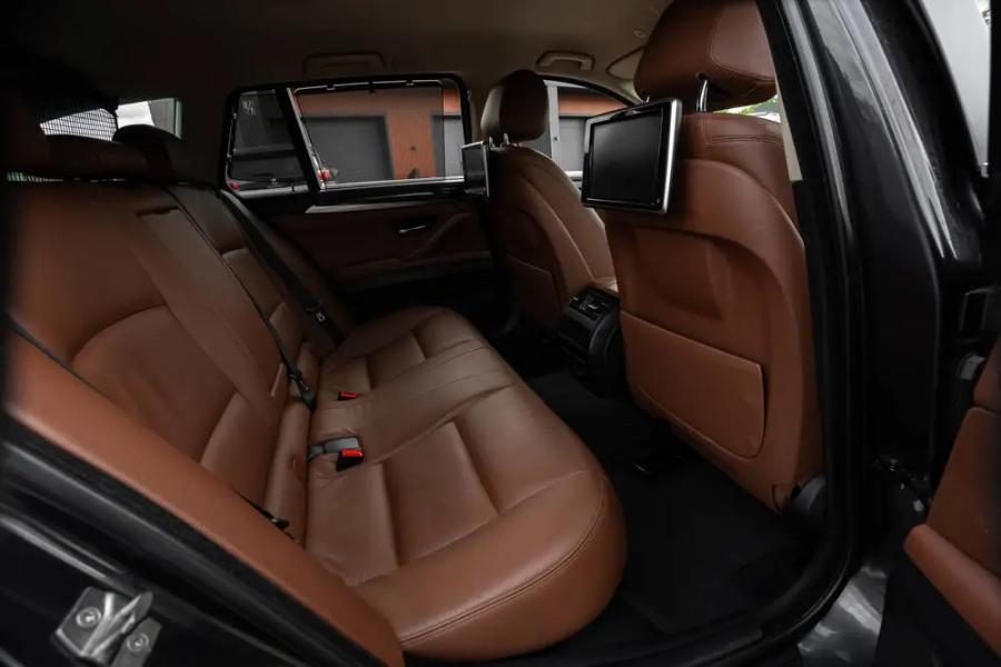 Grey BMW 520 2015 in Jelgava, with an engine capacity of 2.00 L and mileage of 243 thousand km for 11400 €, photo 9 on AUTOMOTO.COM.LV
