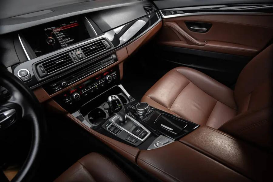 Grey BMW 520 2015 in Jelgava, with an engine capacity of 2.00 L and mileage of 243 thousand km for 11400 €, photo 18 on AUTOMOTO.COM.LV