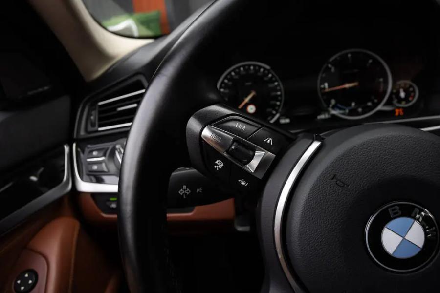 Grey BMW 520 2015 in Jelgava, with an engine capacity of 2.00 L and mileage of 243 thousand km for 11400 €, photo 21 on AUTOMOTO.COM.LV