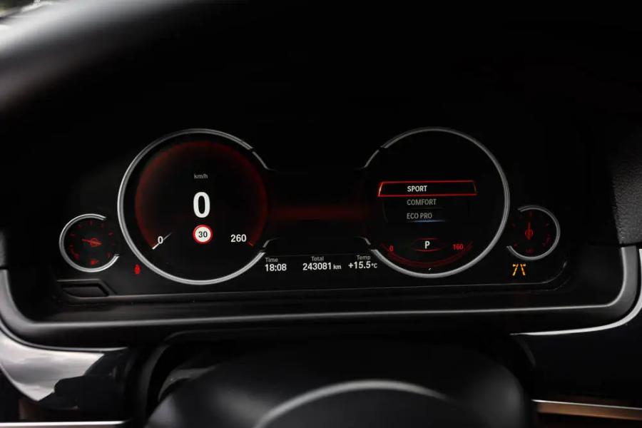 Grey BMW 520 2015 in Jelgava, with an engine capacity of 2.00 L and mileage of 243 thousand km for 11400 €, photo 30 on AUTOMOTO.COM.LV