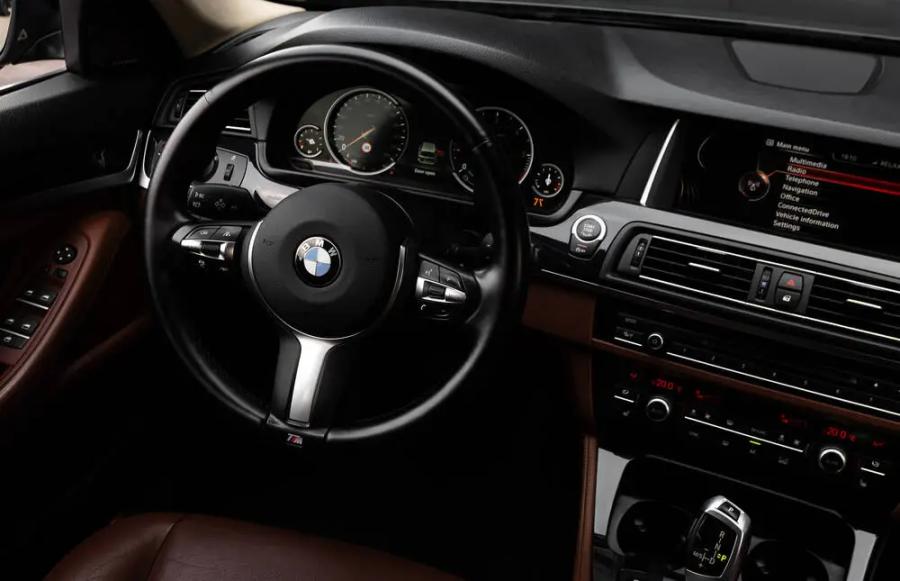 Grey BMW 520 2015 in Jelgava, with an engine capacity of 2.00 L and mileage of 243 thousand km for 11400 €, photo 35 on AUTOMOTO.COM.LV