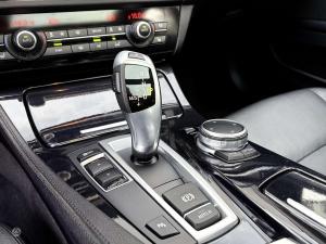 Grey BMW 520 2016 in Vilnius, with an engine capacity of 2.00 L and mileage of 264 thousand km for 11699 €, photo 30 on AUTOMOTO.COM.LV