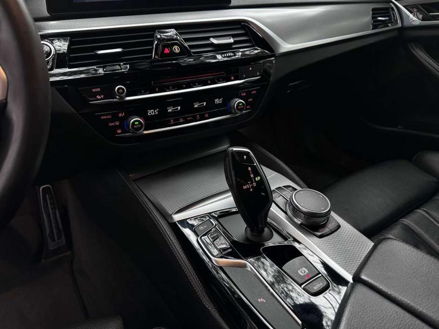 Grey BMW 520 2017 in Utena, with an engine capacity of 2.00 L and mileage of 263 thousand km for 17850 €, photo 28 on AUTOMOTO.COM.LV