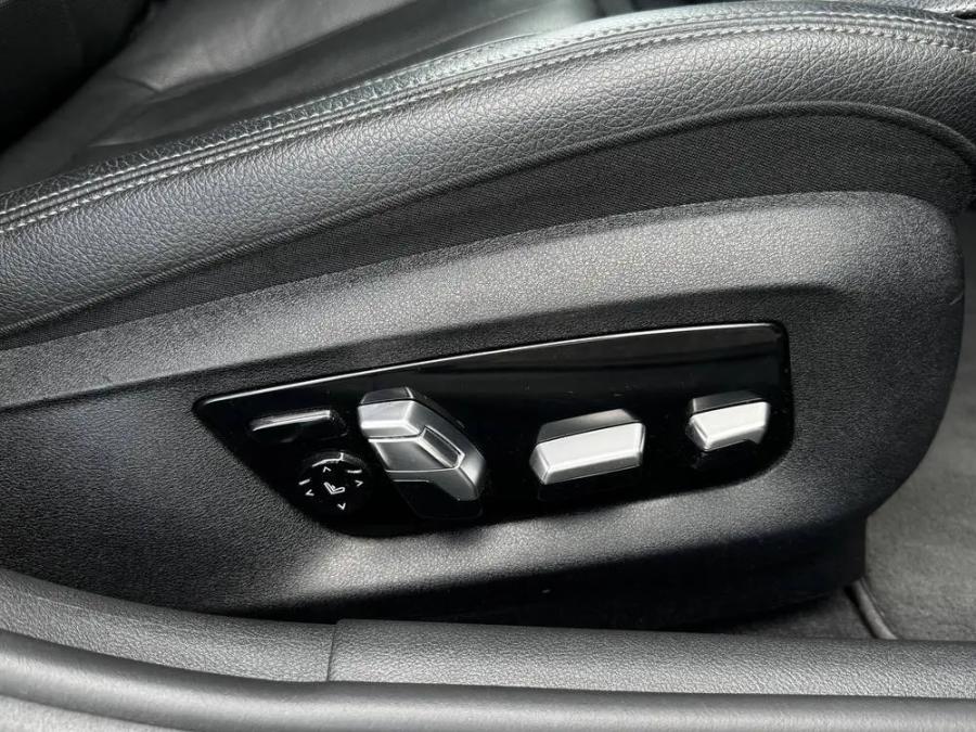 Grey BMW 520 2017 in Riga, with an engine capacity of 2.00 L and mileage of 325 thousand km for 16900 €, photo 16 on AUTOMOTO.COM.LV