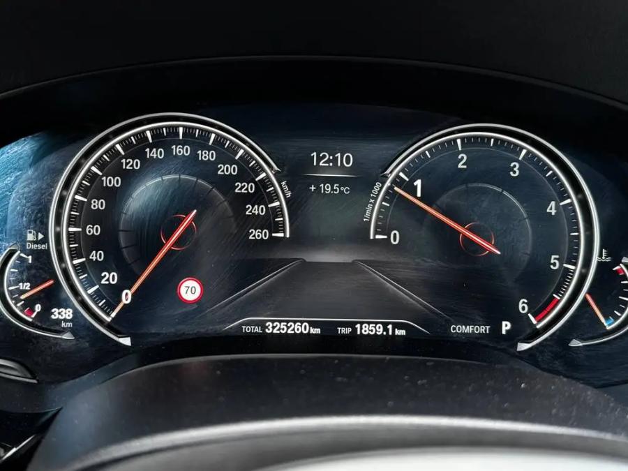 Grey BMW 520 2017 in Riga, with an engine capacity of 2.00 L and mileage of 325 thousand km for 16900 €, photo 24 on AUTOMOTO.COM.LV