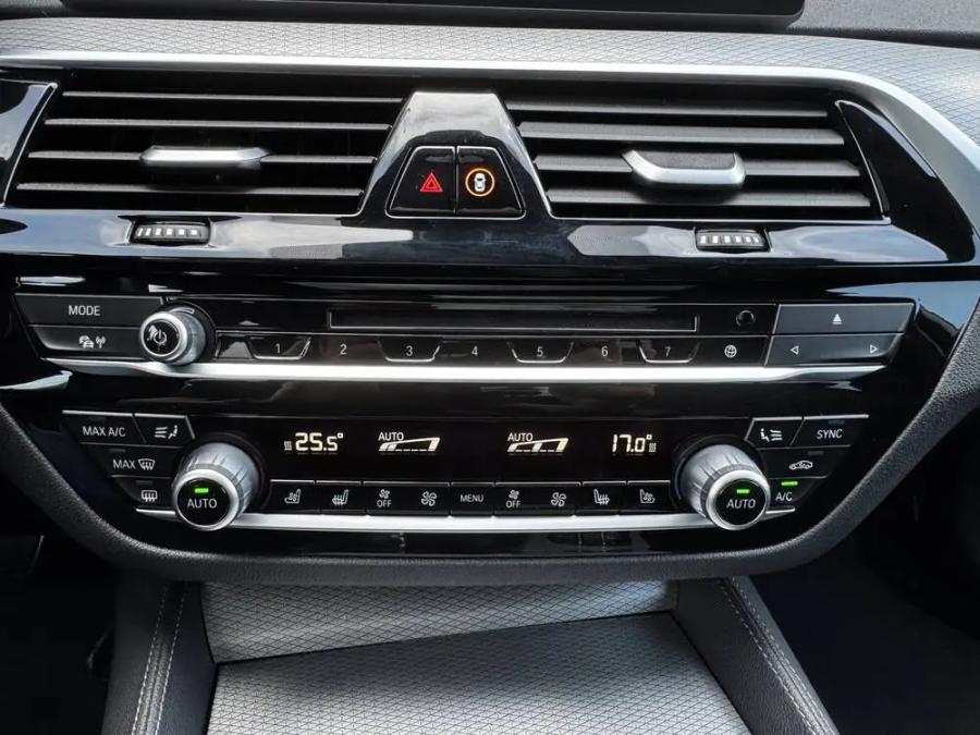 Grey BMW 520 2017 in Riga, with an engine capacity of 2.00 L and mileage of 325 thousand km for 16900 €, photo 27 on AUTOMOTO.COM.LV