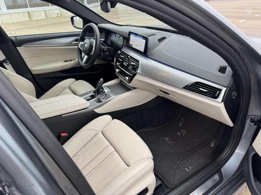 Grey BMW 520 2018 in Vilnius, with an engine capacity of 2.00 L and mileage of 298 thousand km for 16250 €, photo 8 on AUTOMOTO.COM.LV