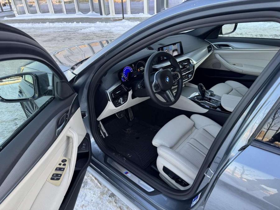 Grey BMW 520 2018 in Vilnius, with an engine capacity of 2.00 L and mileage of 295 thousand km for 16499 €, photo 7 on AUTOMOTO.COM.LV