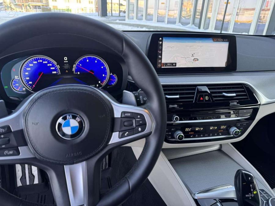 Grey BMW 520 2018 in Vilnius, with an engine capacity of 2.00 L and mileage of 295 thousand km for 16499 €, photo 12 on AUTOMOTO.COM.LV