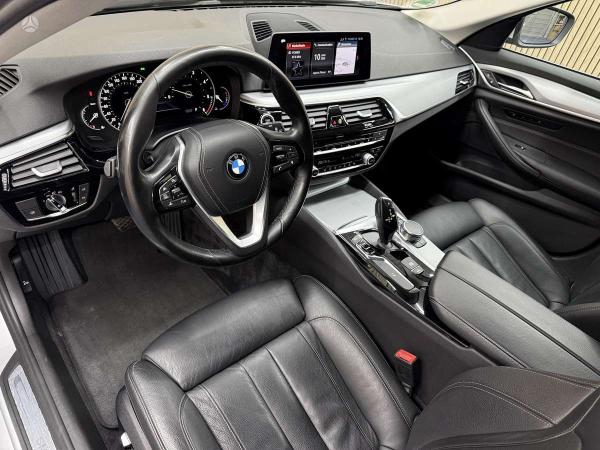Grey BMW 520 2018 in Marijampole, with an engine capacity of 2.00 L and mileage of 303 thousand km for 14999 €, photo 2 on AUTOMOTO.COM.LV