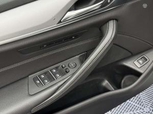 Pelēks BMW 520 2018 Marijampole, ar dzinēja tilpumu 2.00 L un nobraukumu 303 tūkst. km par 14999 €, foto 22 vietnē AUTOMOTO.COM.LV