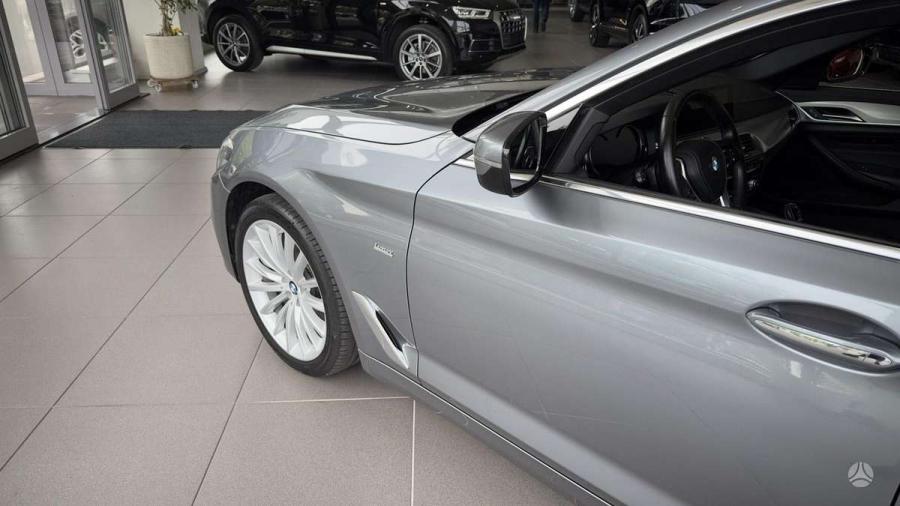 Grey BMW 520 2018 in Marijampole, with an engine capacity of 2.00 L and mileage of 205 thousand km for 16250 €, photo 4 on AUTOMOTO.COM.LV