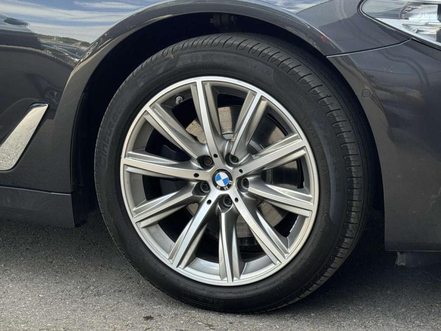 Grey BMW 520 2018 in Jonava, with an engine capacity of 2.00 L and mileage of 299 thousand km for 12799 €, photo 22 on AUTOMOTO.COM.LV