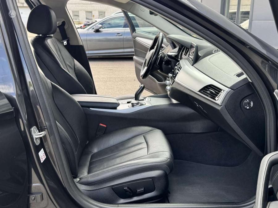 Grey BMW 520 2018 in Jonava, with an engine capacity of 2.00 L and mileage of 299 thousand km for 12799 €, photo 35 on AUTOMOTO.COM.LV
