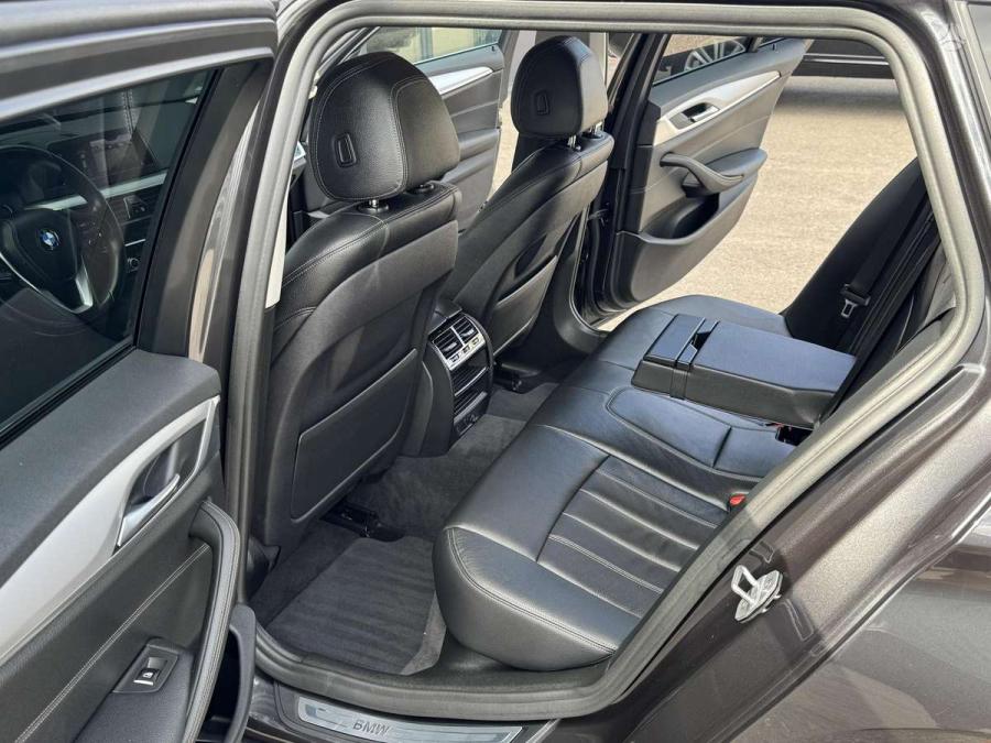Grey BMW 520 2018 in Jonava, with an engine capacity of 2.00 L and mileage of 299 thousand km for 12799 €, photo 39 on AUTOMOTO.COM.LV