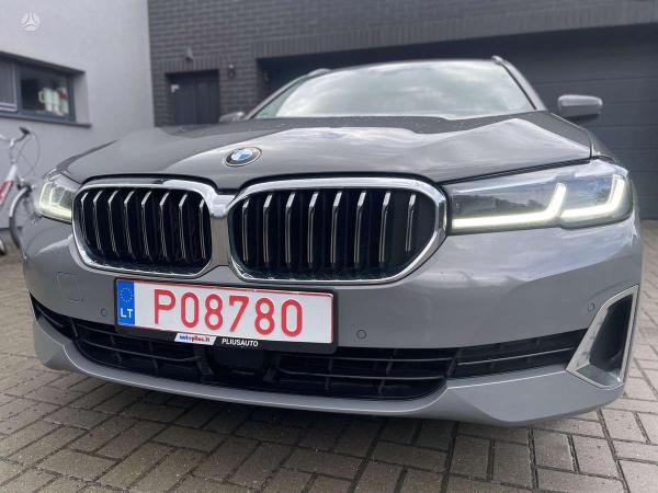 Grey BMW 520 2021 in Vilnius, with an engine capacity of 2.00 L and mileage of 200 thousand km for 23456 €, photo 4 on AUTOMOTO.COM.LV