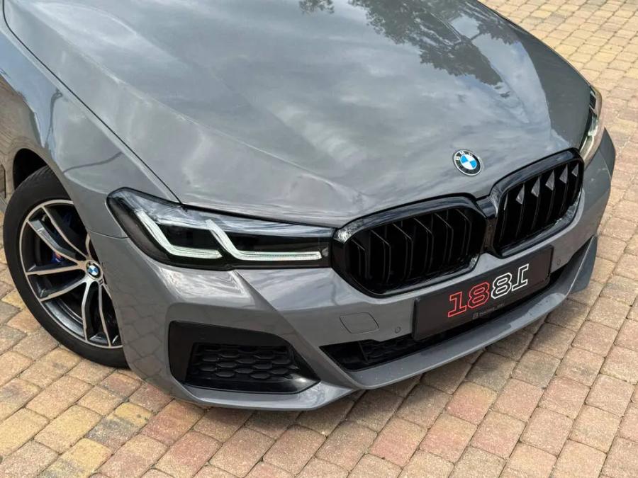 Grey BMW 520 2022 in Riga, with an engine capacity of 2.00 L and mileage of 182 thousand km for 24900 €, photo 3 on AUTOMOTO.COM.LV